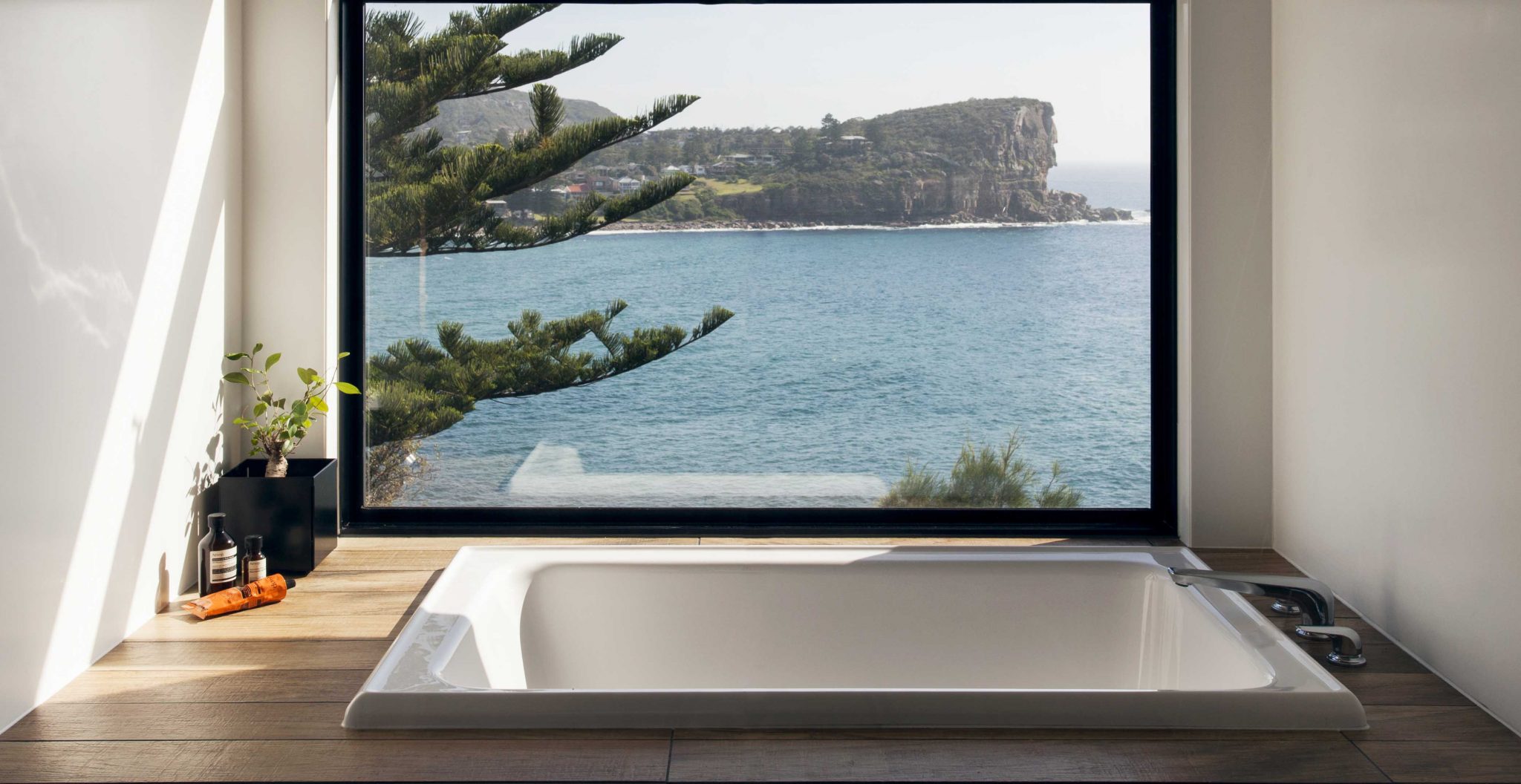 10 Modern Bathtubs That Soak In the View
